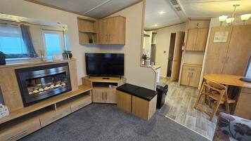 Apartamento | Área de estar | TV, lareira