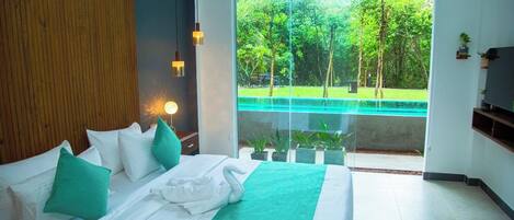 Quarto Duplo Deluxe, varanda, vista para o rio | Secretária, ferro/tábua de engomar, Wi-fi grátis