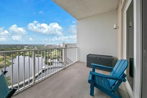 Varanda com vista para um rio e uma paisagem urbana ao longe.