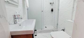 Quarto Individual Clássico | Casa de banho | Um secador de cabelo, roupões, chinelos, toalhas fornecidas