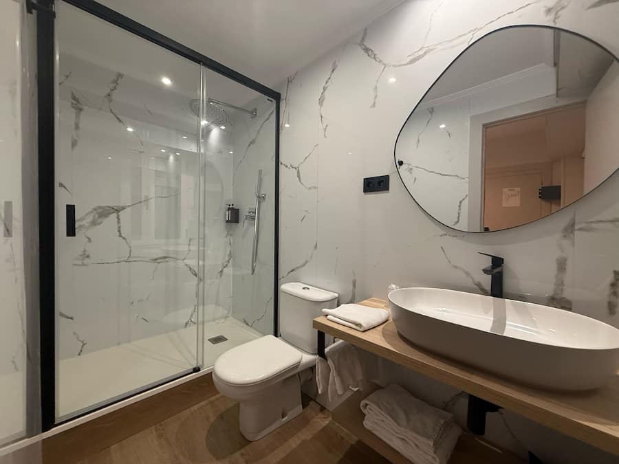Quarto casal | Banheiro | Secador de cabelo, toalhas de banho, sabonete, shampoo
