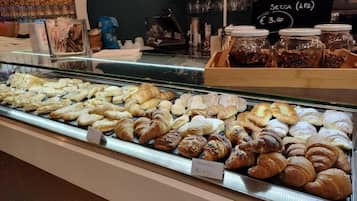 Pequeno-almoço inspirado na cozinha local diário (6 EUR por pessoa)