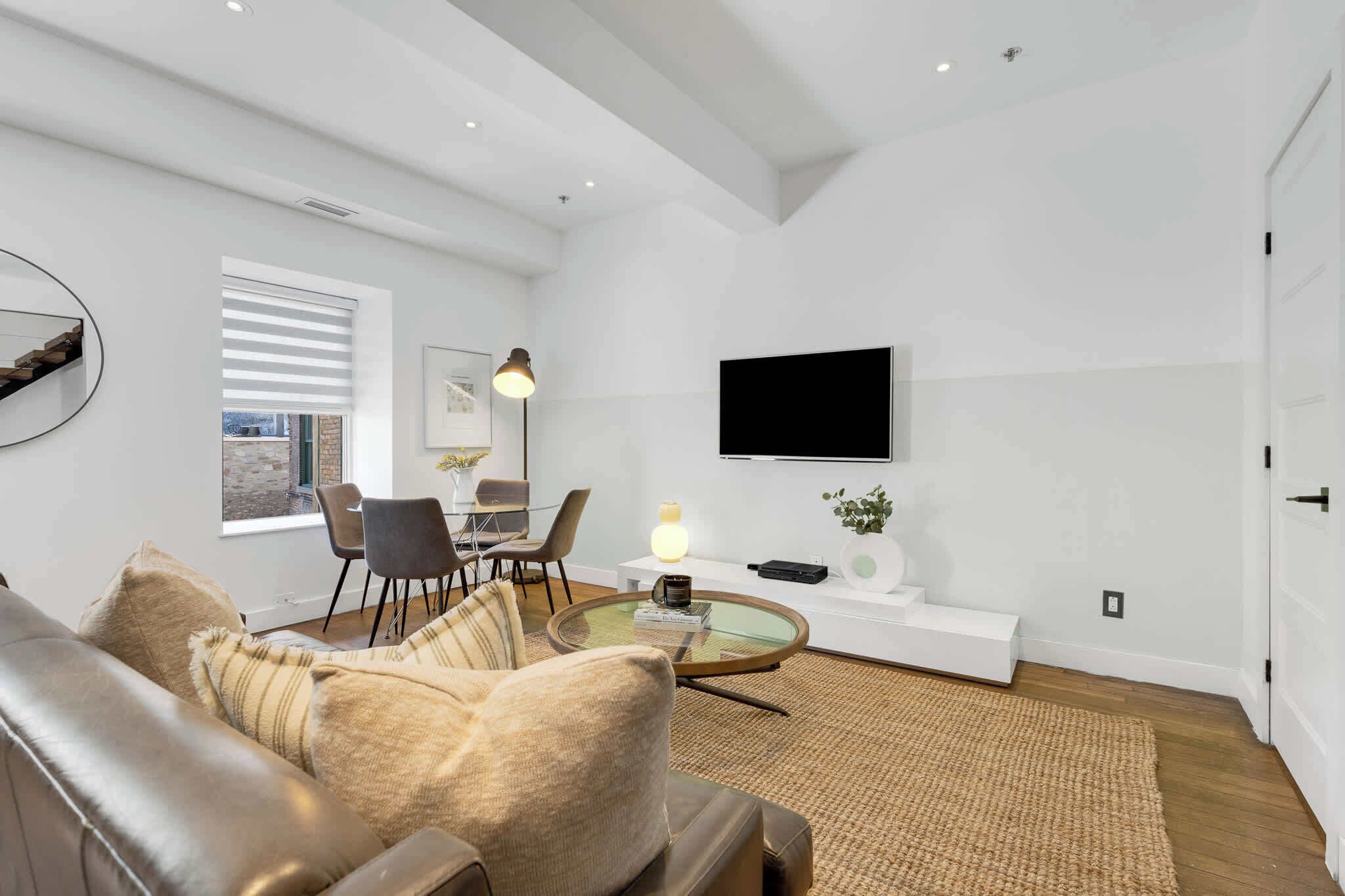 Designer Penthouse|2-level Loft+free Parking - Laval, Canada