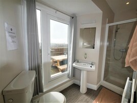 Quarto Twin Clássico, varanda, Vista para a cidade | Cofre no quarto, ferro/tábua de engomar, Wi-fi grátis 