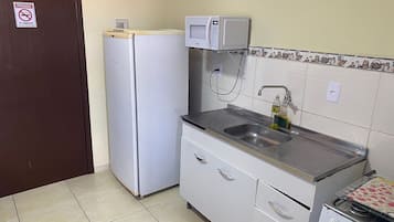 Estúdio | Cozinha privada | Um frigorífico, um micro-ondas, um forno, utensílios de cozinha