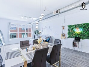 Loft com design assinado, 1 cama King e sofá-cama, para não fumantes, vista para a cidade | Opções para refeição no quarto
