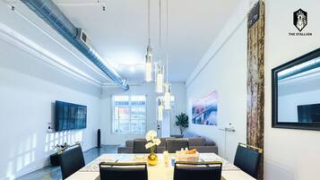 Loft de Luxo, 2 quartos, não fumadores, pátio | Refeições no quarto