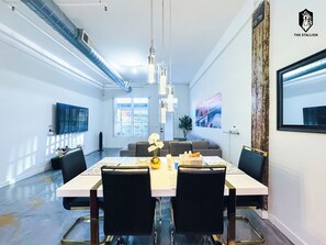 Loft de Luxo, 2 quartos, não fumadores, pátio | Refeições no quarto
