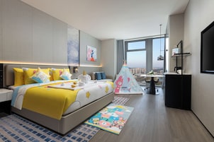 Quarto Standard, 1 cama king-size (Crowne Family Kids Theme) | Roupa de alta qualidade, camas de colchão viscoelástico, secretária 