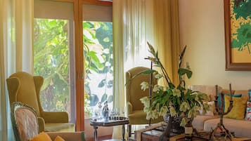 Casa de Luxo, vista para a piscina | Sala de estar | Televisor, aparelhagem