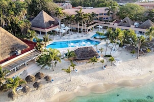 Praia particular, areia branca, espreguiçadeiras, guarda-sóis