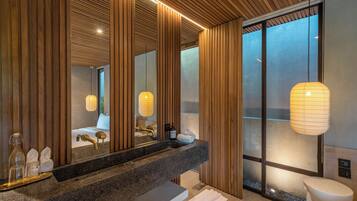 Villa Deluxe, vista para a piscina | Casa de banho | Artigos de higiene pessoal grátis, um secador de cabelo