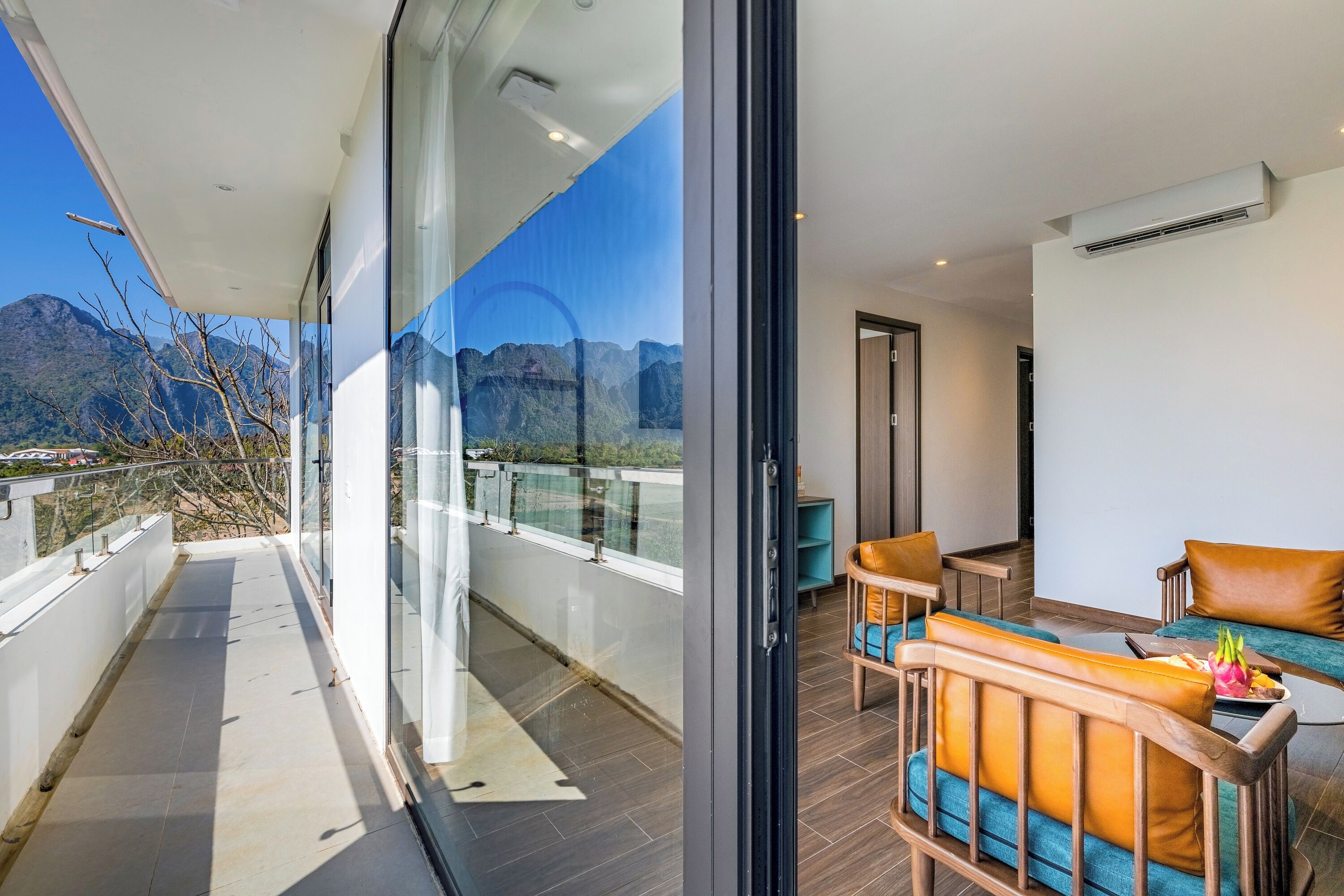 Quarto família, várias camas, sacada, vista para a montanha | Escrivaninha