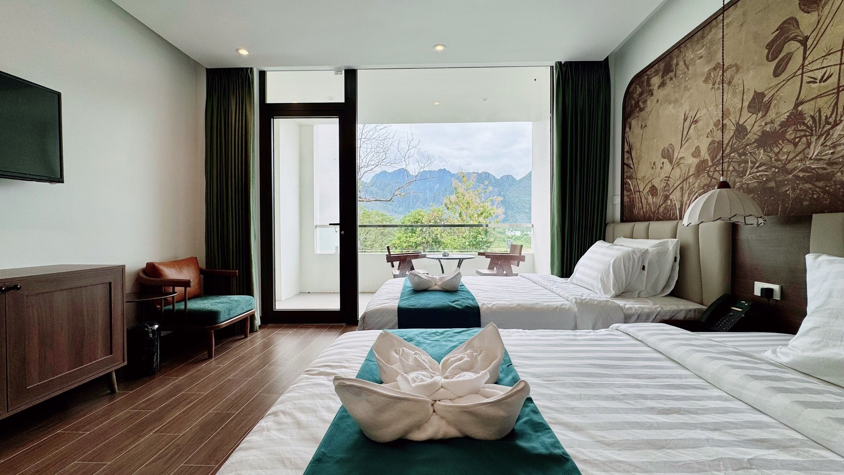 Quarto Twin Deluxe, varanda, vista para a montanha | Secretária 