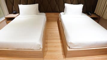 Quarto Duplo ou Twin Deluxe, Vista para a cidade | 1 quarto, roupa de alta qualidade, minibar, secretária
