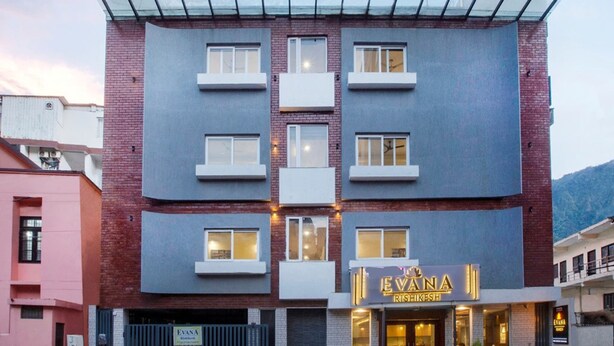 Um edifício de vários andares com um restaurante chamado "Evana" no andar térreo.