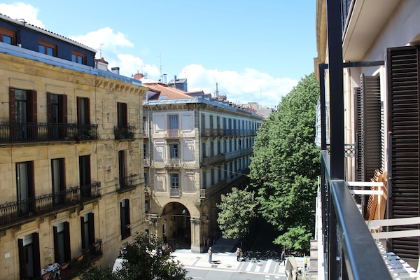 Edredões de penas, secretária, quartos insonorizados