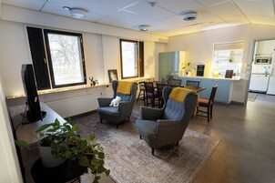 Área de estar no saguão