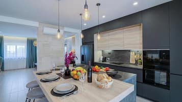 Villa Familiar, 4 quartos, varanda (Wellness Escape Villa One) | Cozinha privada | Um frigorífico, um micro-ondas, um forno, uma placa de cozinha