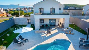 Villa Familiar, 4 quartos, varanda (Wellness Escape Villa One) | Piscina | Piscina exterior sazonal