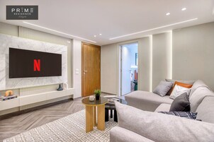 Apartamento standard, 1 quarto | Área de estar | Smart TV 45 polegadas com canais via satélite