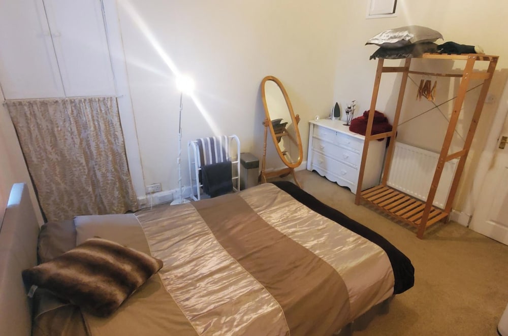 Flat In Glasgow,close To All Local Amenities, - Glasgow