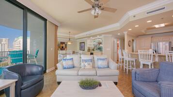 Condo, 2 quartos | Área de estar