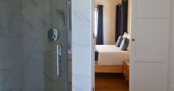 Quarto Duplo Comfort | Casa de banho | Um chuveiro fixo, um secador de cabelo, chinelos, toalhas fornecidas 