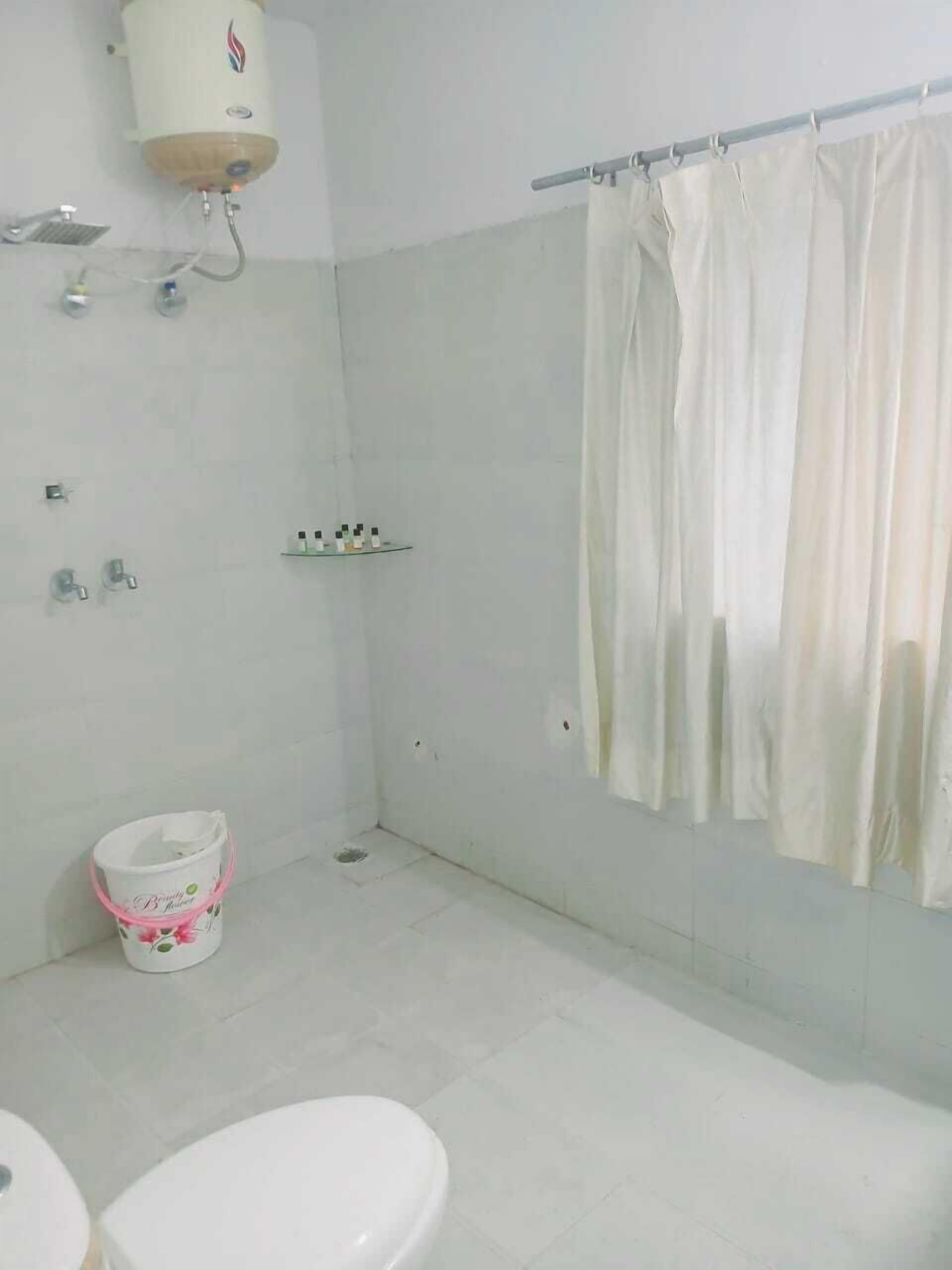 Quarto Clássico, lanai (alpendre havaiano), vista para o pátio | Casa de banho | Chinelos, toalhas fornecidas, sabão, champô 