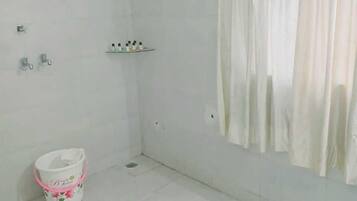Quarto Clássico, lanai (alpendre havaiano), vista para o pátio | Casa de banho | Chinelos, toalhas fornecidas, sabão, champô