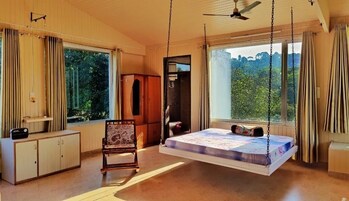 Apartamento família, sacada, vista para a montanha | Sala de estar