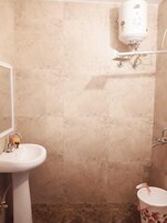 Quarto casal luxo, vista para o jardim | Banheiro | Chinelos, toalhas de banho, sabonete, shampoo