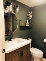 Um polibã e uma banheira separados, um secador de cabelo 