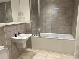 Apartamento | Casa de banho | Um polibã, toalhas fornecidas 