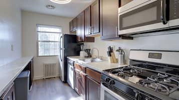 Apartamento econômico, 2 quartos | Cozinha privada | Geladeira, micro-ondas, fogão, cooktop
