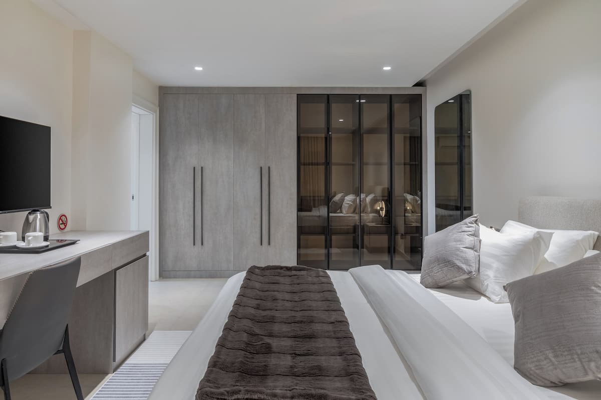 1 quarto, cofres nos quartos, escrivaninha