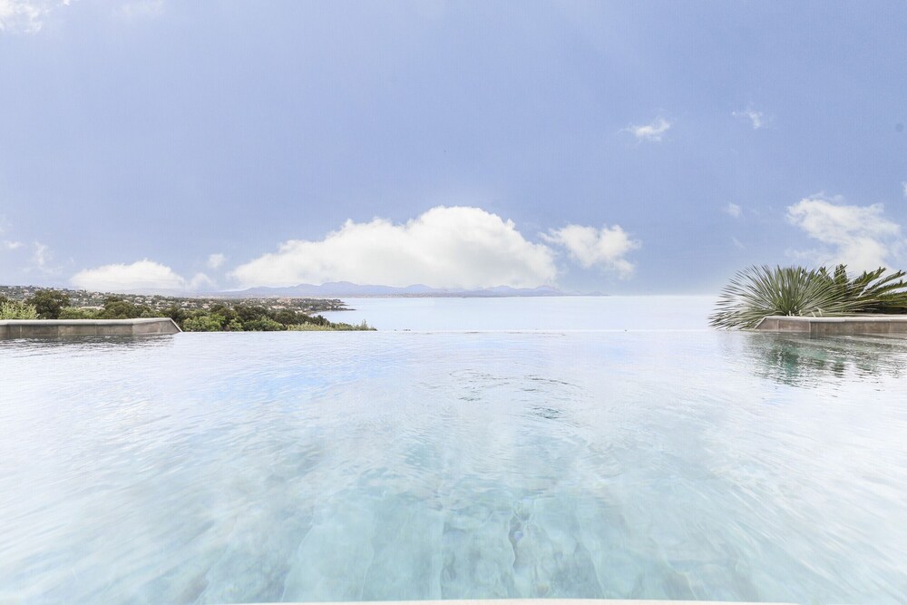 Villa Azur, a luxury villa for 8 people with sea view in Les Issambres ...
