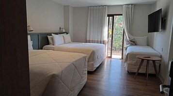 Quarto Familia Superior | Cofres nos quartos, espaço de trabalho para notebook, Wi-Fi de cortesia