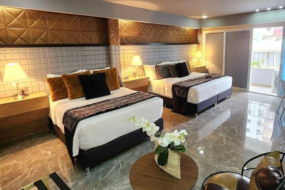 Quarto Familiar, varanda, Vista para a cidade | Camas de colchão Select Comfort, minibar, secretária 