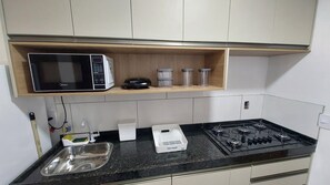 Estúdio família | Cozinha privada | Frigobar, micro-ondas, talheres/pratos/utensílios de cozinha