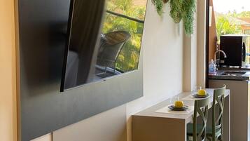 Estúdio luxo, vista para o mar | Área de estar | TV de tela plana