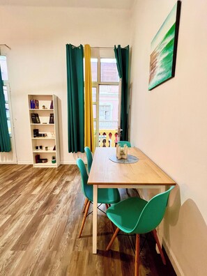 Apartamento, 2 quartos, varanda, Vista para a cidade | Interior