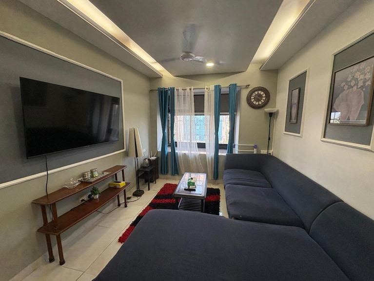 Stylish Fully Furnished 1bhk Apartment In Heart Of Bandra West, Hill Road. - Mumbai Chhatrapati Shivaji Maharaj Airport (BOM)