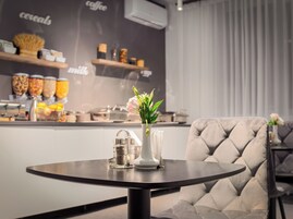 Pequeno-almoço tipo buffet diário (6 EUR por pessoa) 