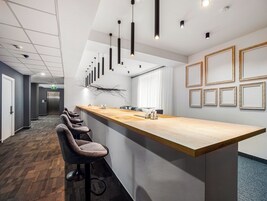 Pequeno-almoço tipo buffet diário (6 EUR por pessoa) 