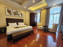 Roupas de cama premium, escrivaninha, espaço de trabalho para notebook