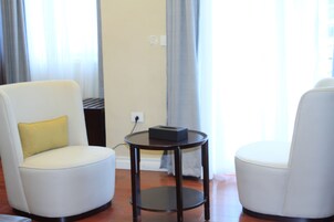 Quarto casal luxo, sacada | Área de estar | Smart TV 43 polegadas com canais via satélite, serviços de streaming