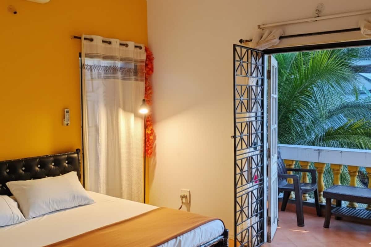 Apartamento clássico, 1 cama King, sacada, vista para a piscina | 1 quarto, edredons de pluma, Wi-Fi de cortesia, roupa de cama