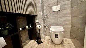 Quarto casal ou duplo clássico | Banheiro | Chuveiro, secador de cabelo, toalhas de banho, papel higiênico