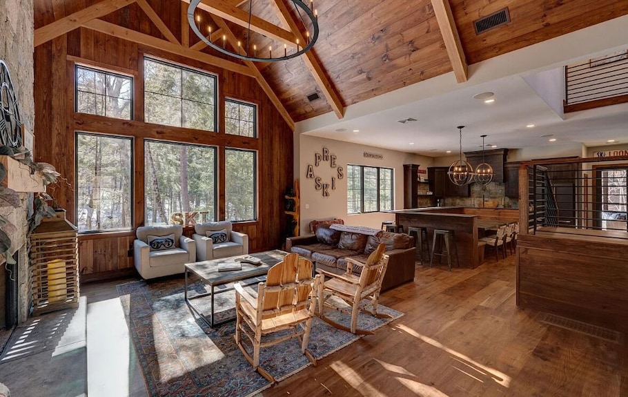 7br Ski-in Hideaway | Hot Tub | Fire Pit | Bbq | Sunroom | Sleeps 19 - New Hampshire